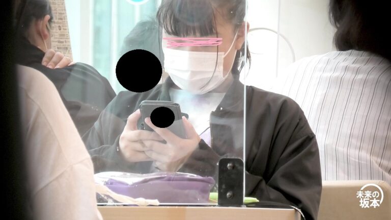 【Pcolle】デニミニJCが徐々に脚を開いて…パンチラ丸見えに！www | 君のパンツは。