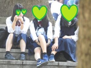 【Pcolle】学生時代を思い出す美少女JKの座りパンチラ。白パン最高！ww | 君のパンツは。