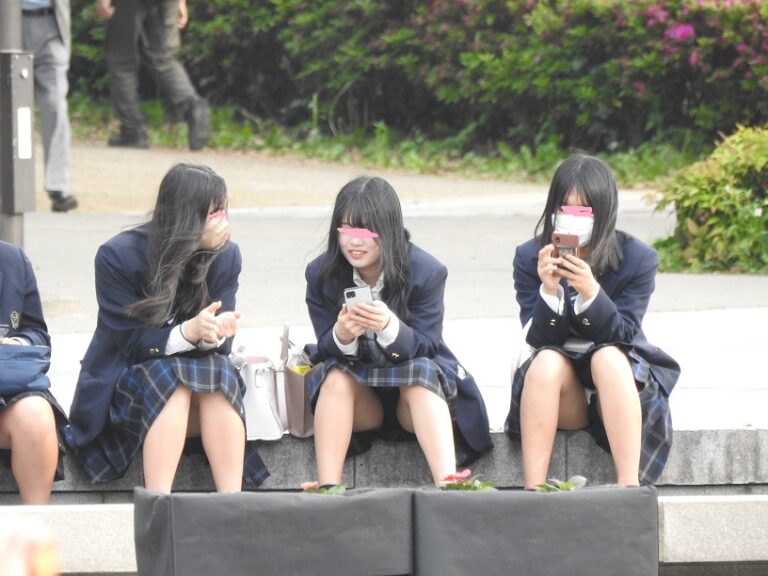 【Pcolle】リアルなクラスメイトJKの純白パンチラを再現したような…www | 君のパンツは。