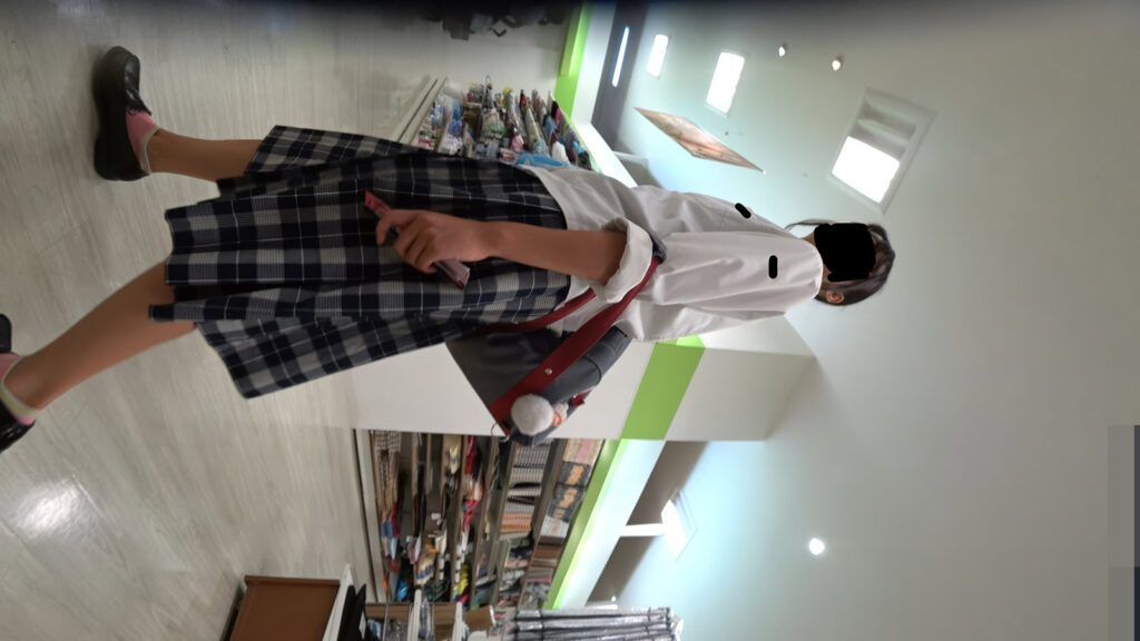 【HONEYsPOT】ロンスカ制服JKに突っ込んだら、意外にもセクシーな…シミ付きP！？wwwww | 君のパンツは。