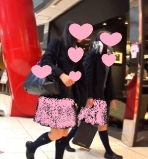 【HONEYsPOT】2人組は片方ナマPの法則…wwwかわいい制服ちゃんの白柄謎パンツ | 君のパンツは。