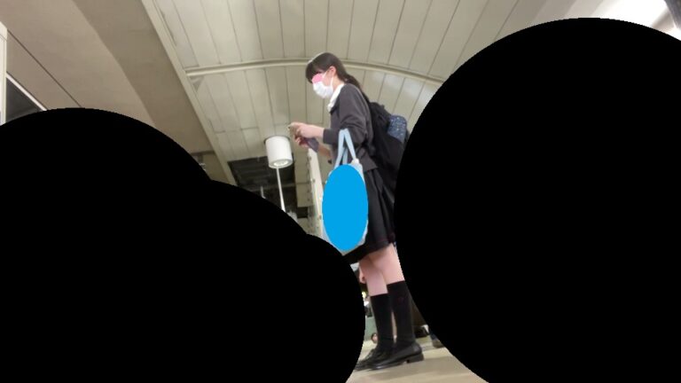 【HONEYsPOT】JKお宝＃65 買い物中や電車待ちのJKパンチラ3名 | 君のパンツは。